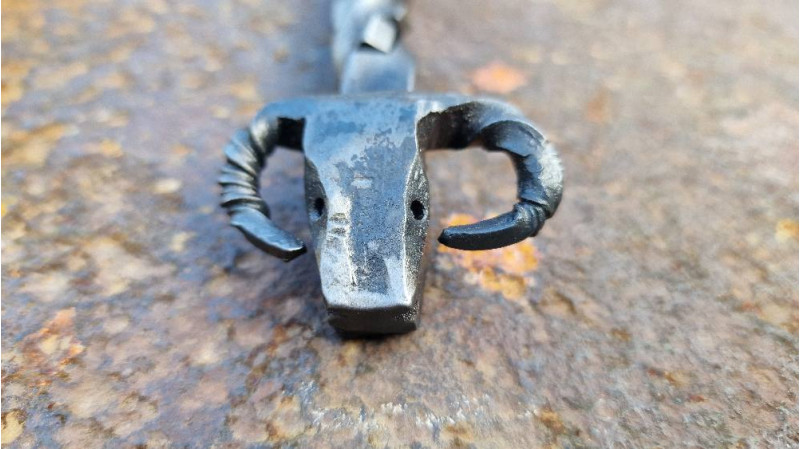Décapsuleur à tête de taureau forgé aux cornes torsadées