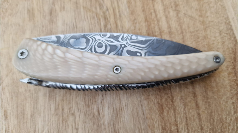 Couteau de Collection Toltek Snake en juma blanc et sa lame damassée